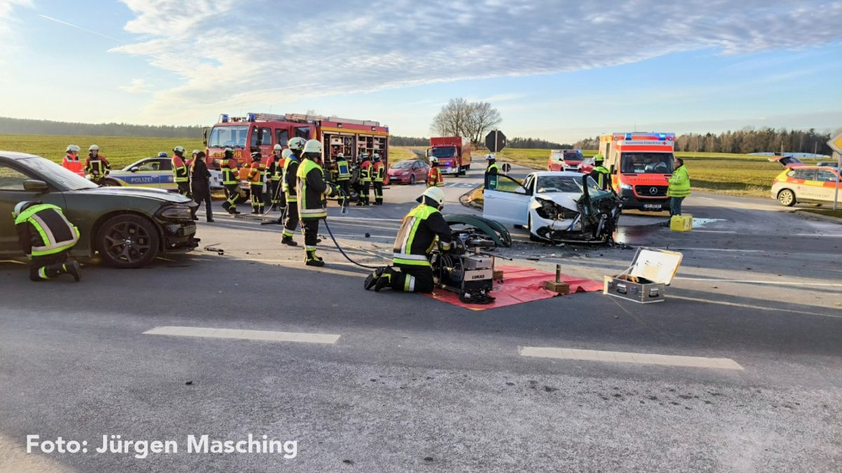 Schwerer Unfall auf der B299: Vorfahrtsverletzung führt zu Totalschaden – Oberpfalz24